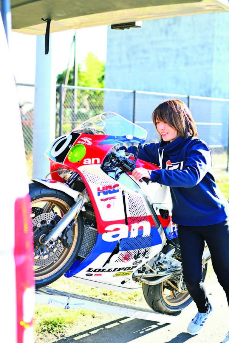 【バイク日和】竹内さくら｜レースアナウンサーの夢と昭和カルチャーへの情熱 – 【公式】BikeJIN（培倶人｜バイクジン）